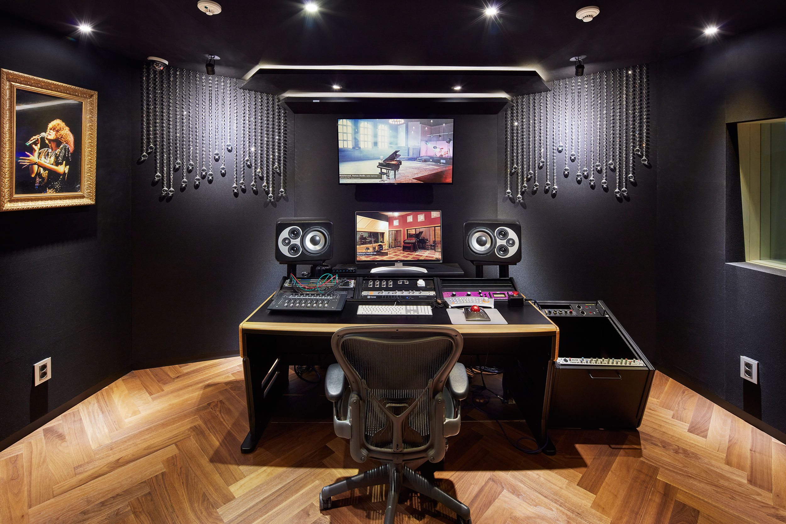 JYP 엔터테인먼트 - GEARLOUNGE