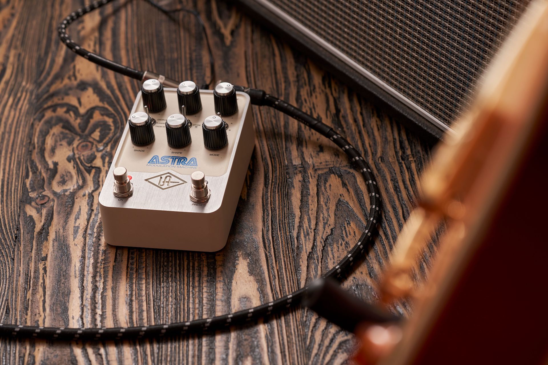 [Universal Audio] 스톰프박스의 새로운 클래식, UAFX 시리즈 출시 - Gearlounge