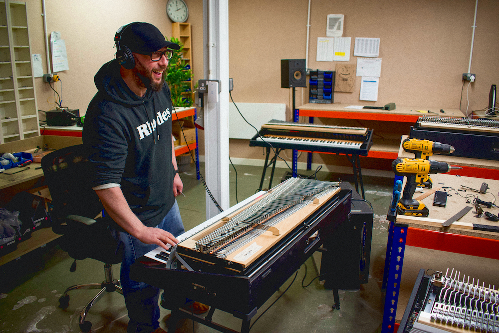 [Rhodes] 클래식 일렉트릭 피아노의 부활을 알리는 Rhodes 디자이너, Dan Goldman (by Reverb ...