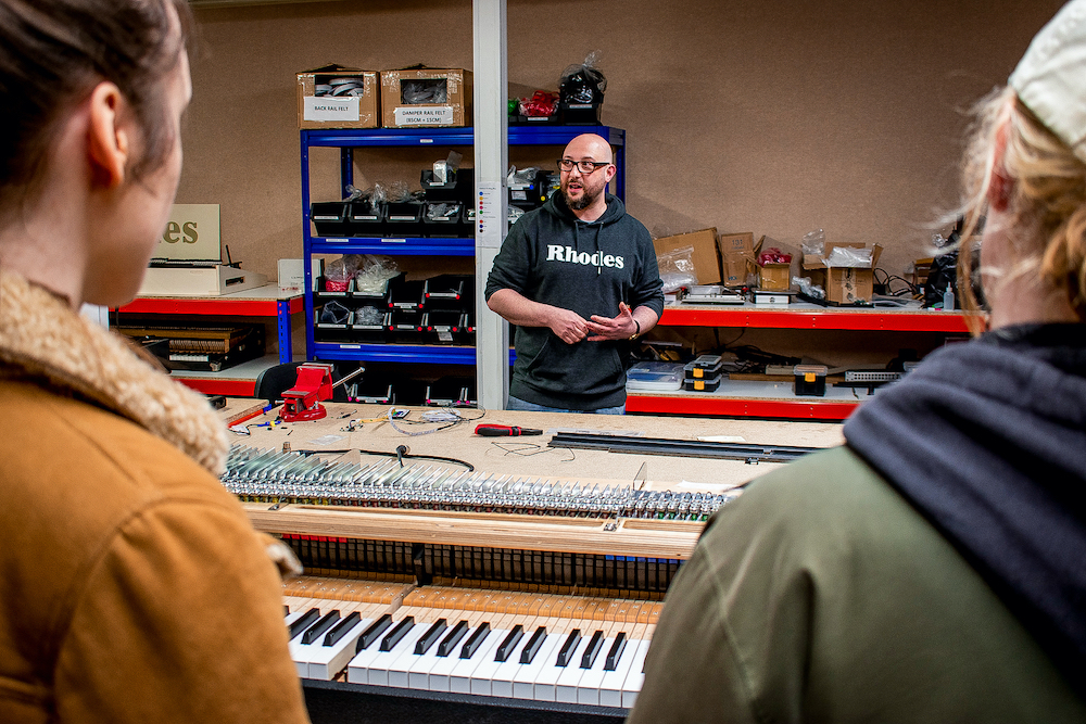 [Rhodes] 클래식 일렉트릭 피아노의 부활을 알리는 Rhodes 디자이너, Dan Goldman (by Reverb ...