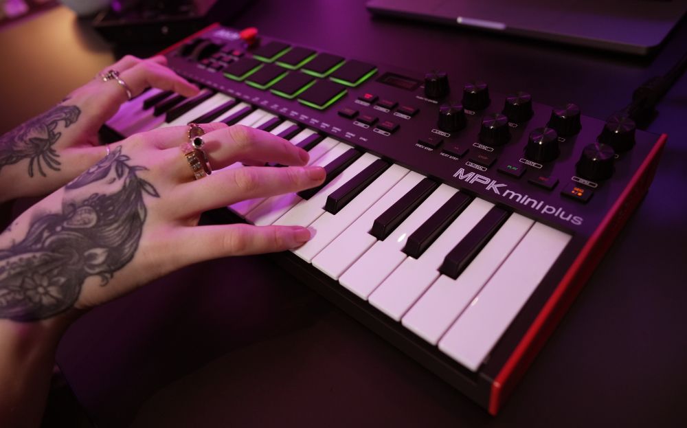 Akai Professional MPK Mini Plus - GEARLOUNGE
