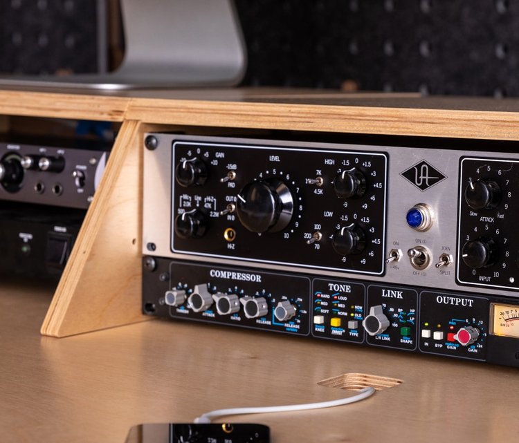 Output Platform Studio Desk (Kodiak Brown) - Gearlounge